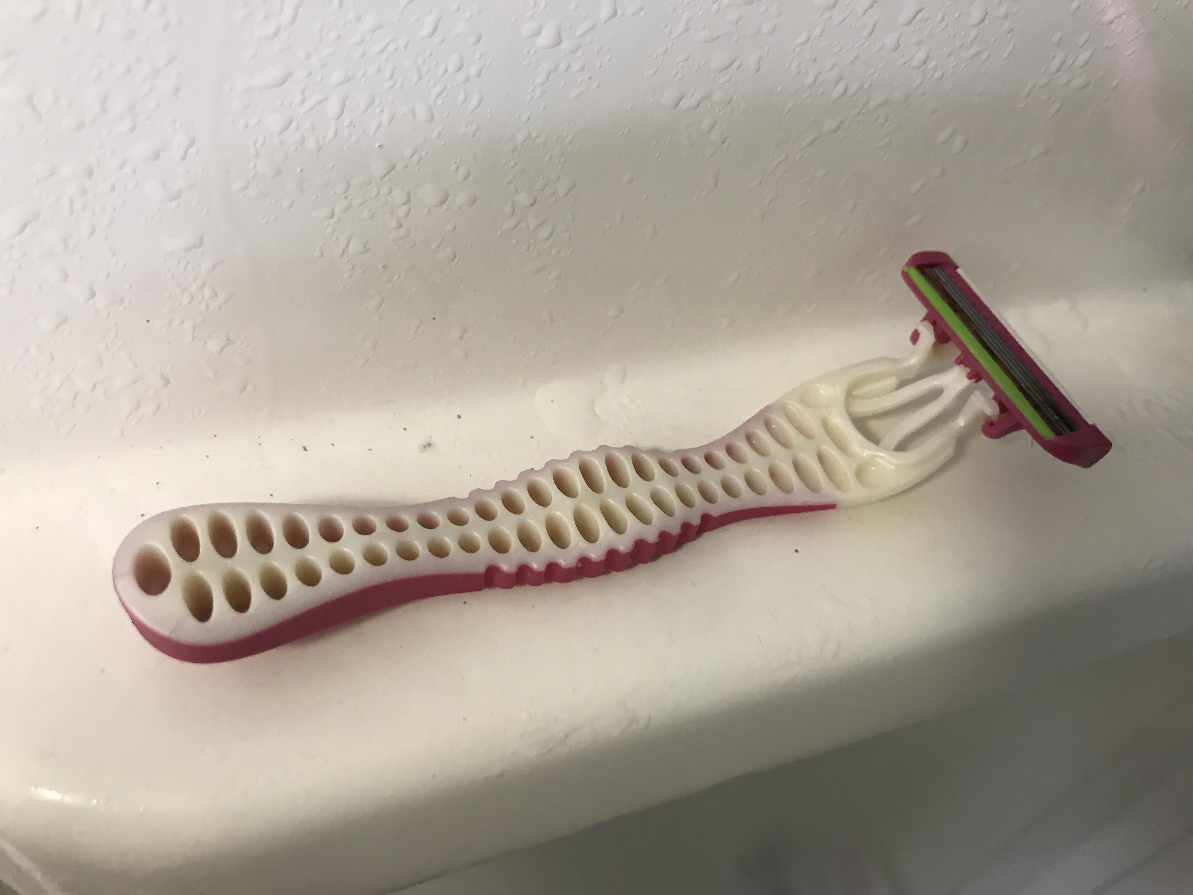 My wife’s razor | Scrolller