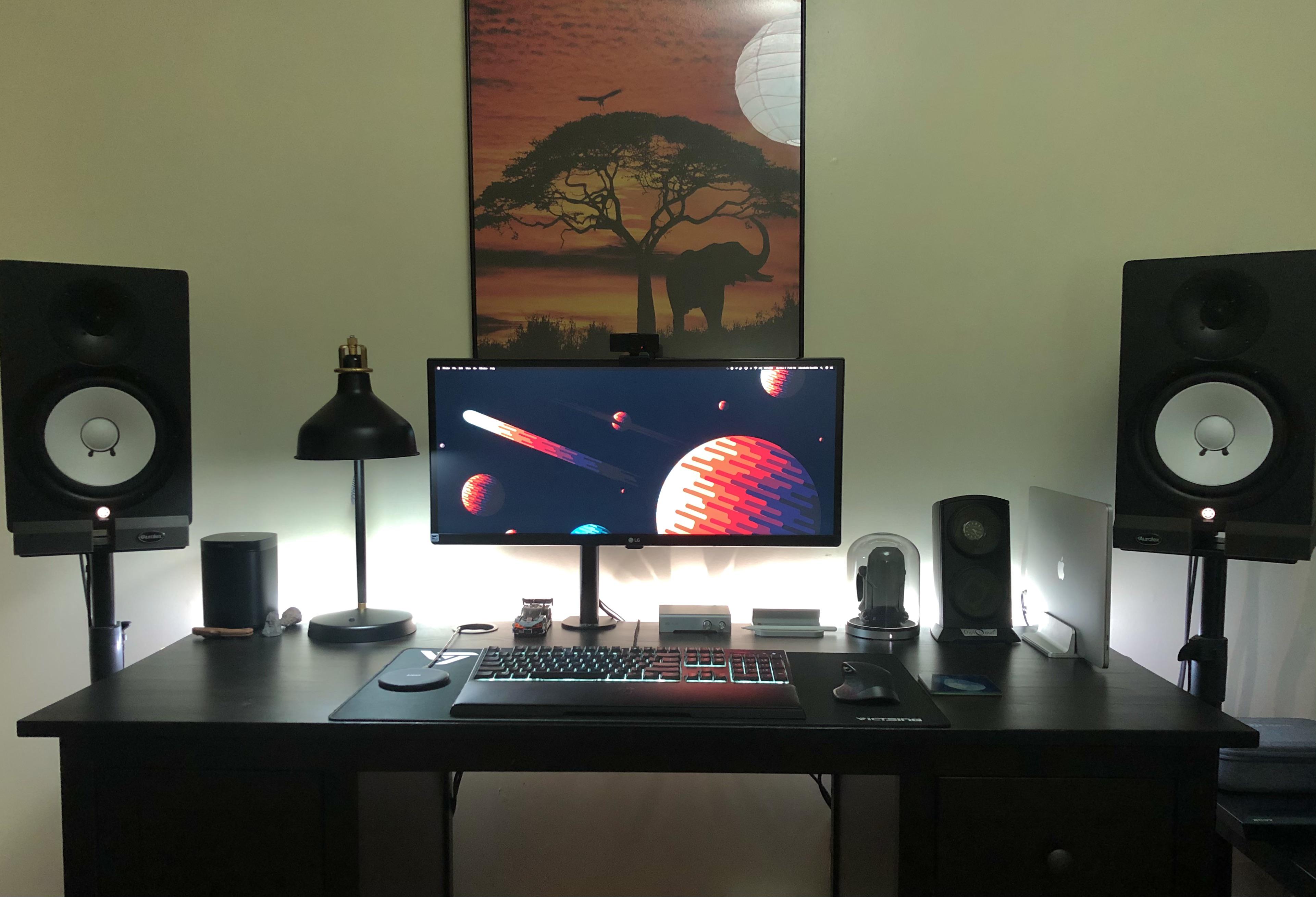 My university workstation | Scrolller