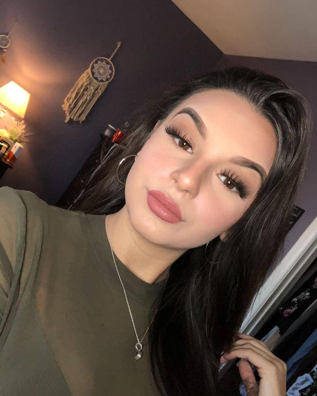 Need someone to cock tribute & jerk to pics of my sis!! (there are more pics on my acc) send ...