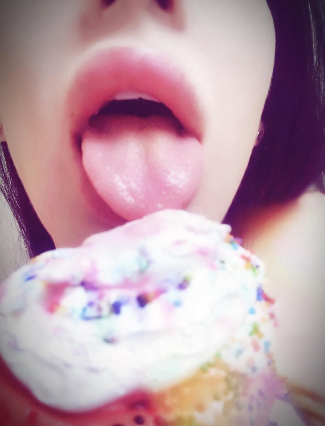 Big lips, even bigger cupcake 🧁 | Scrolller