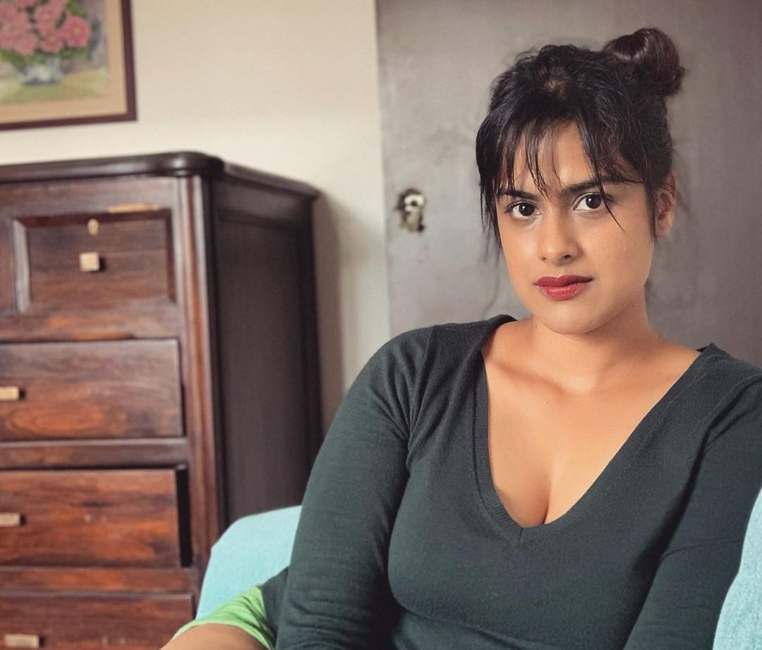 Neha Mahajan showing her galli | Scrolller