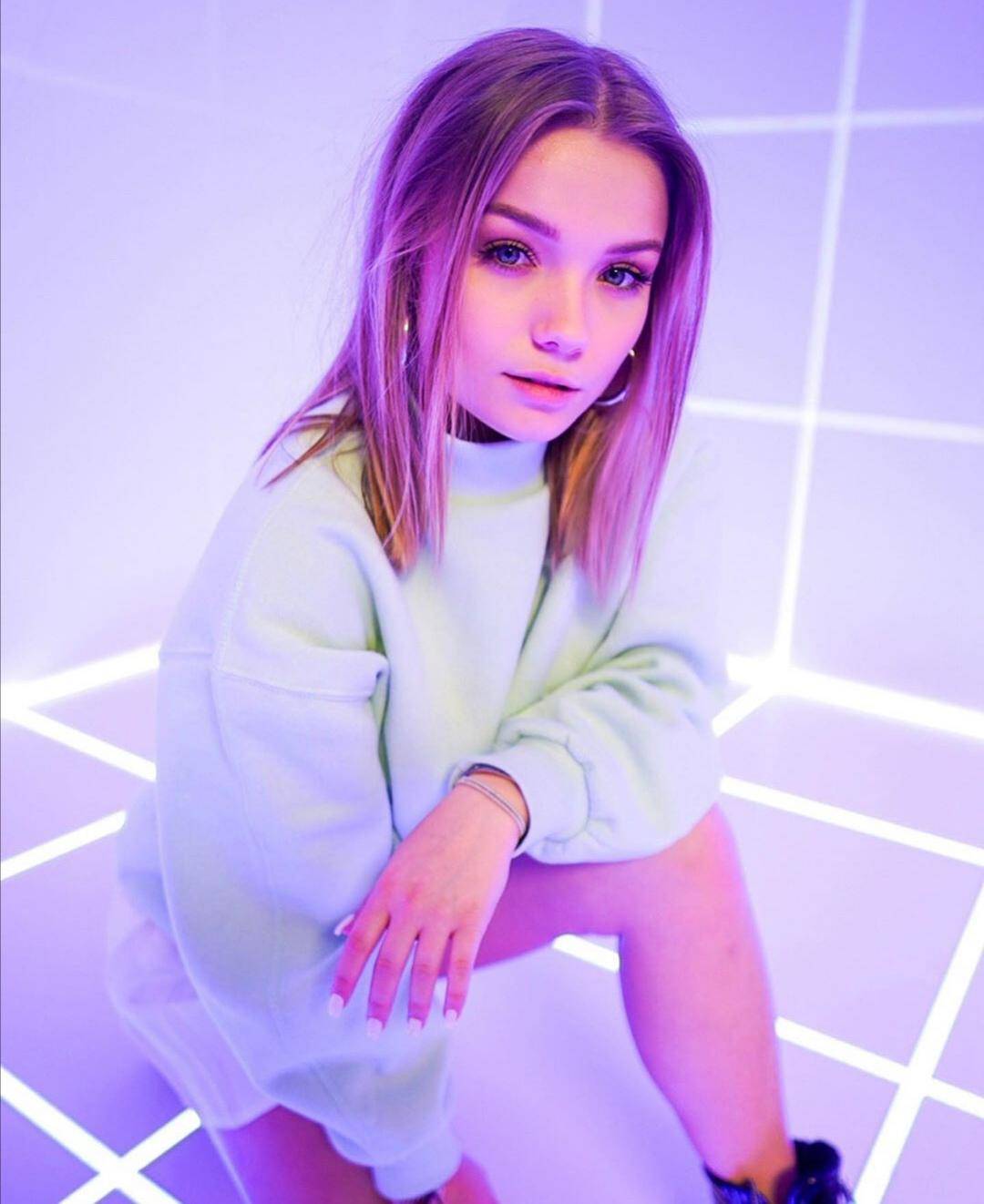 Neon Julia 😳🔥 | Scrolller