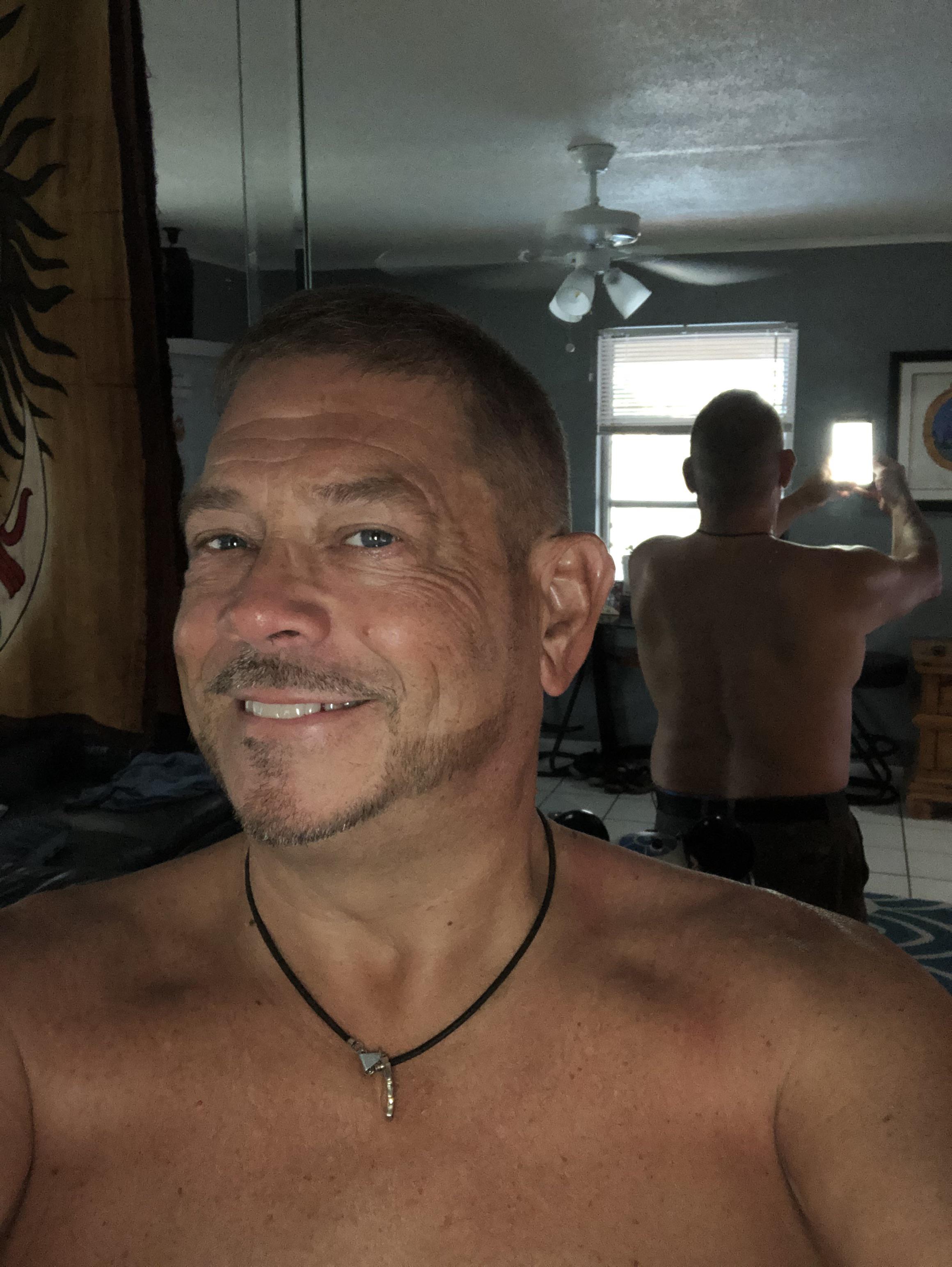 New haircut and professional shave/beard sculpting makes a person feel good! Happy Friday, guys ...