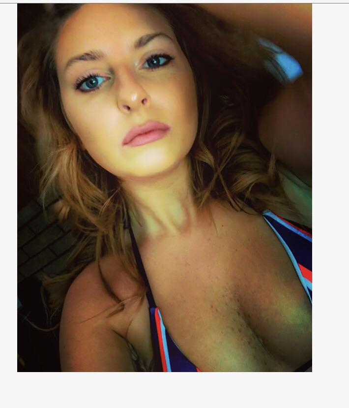 New here! Please support 💋 | Scrolller