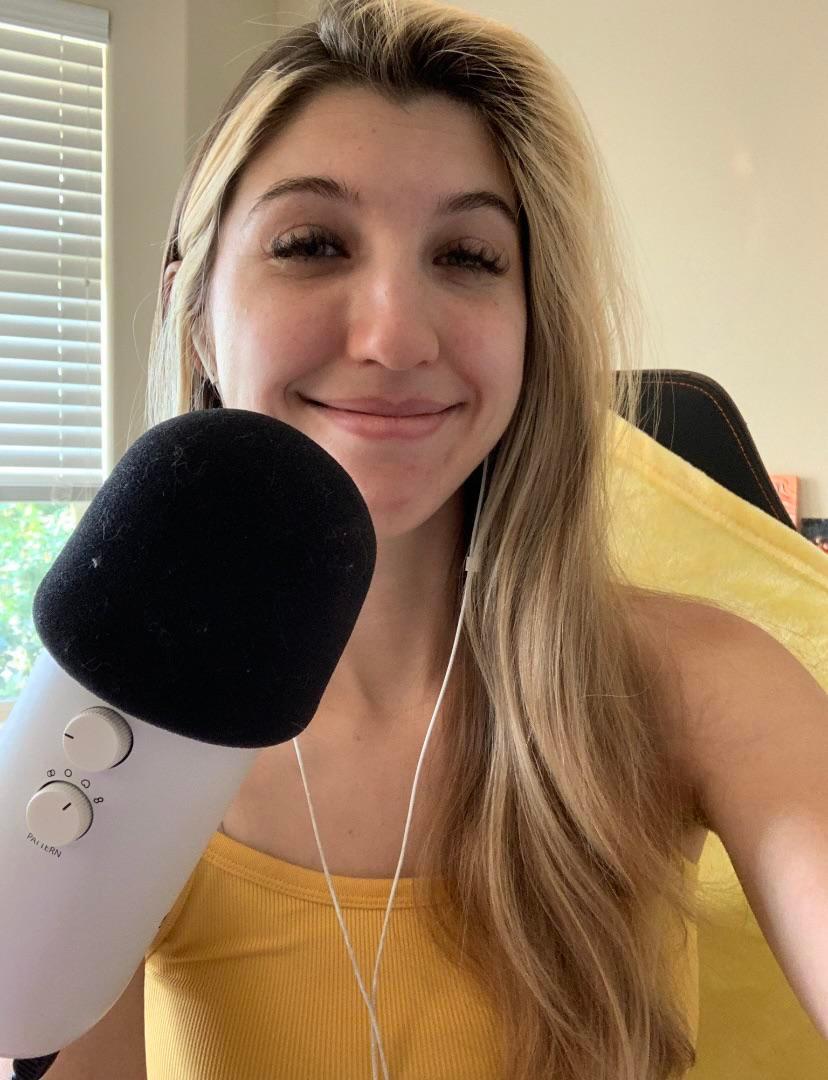 New Twitter pic announcing a stream, she’s so pretty 🥰 | Scrolller