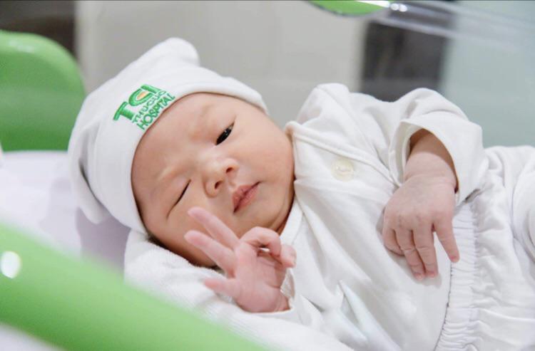 Newborn Viet baby saying “hi” | Scrolller