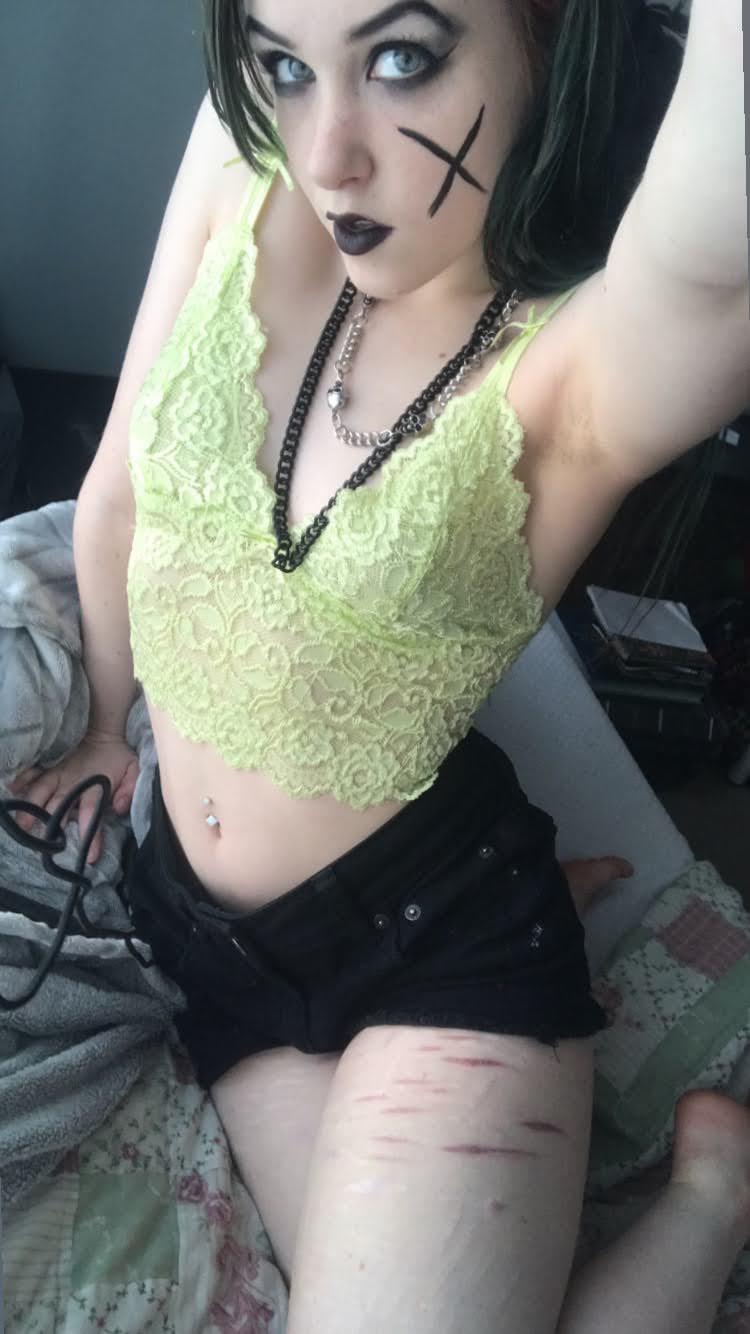 Newly 18 and looking for some attention 🤗 | Scrolller