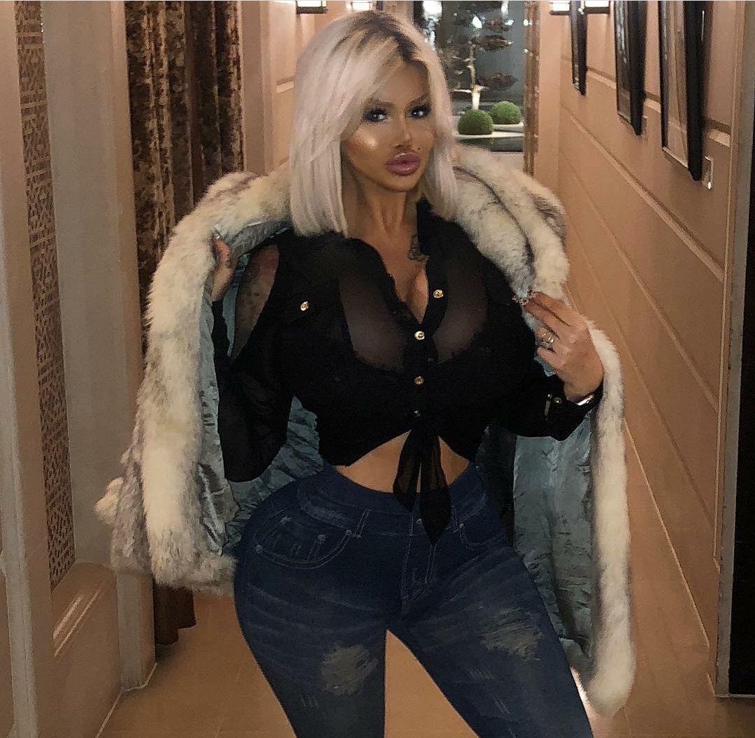 Stunning outfit for the bimbo queen | Scrolller