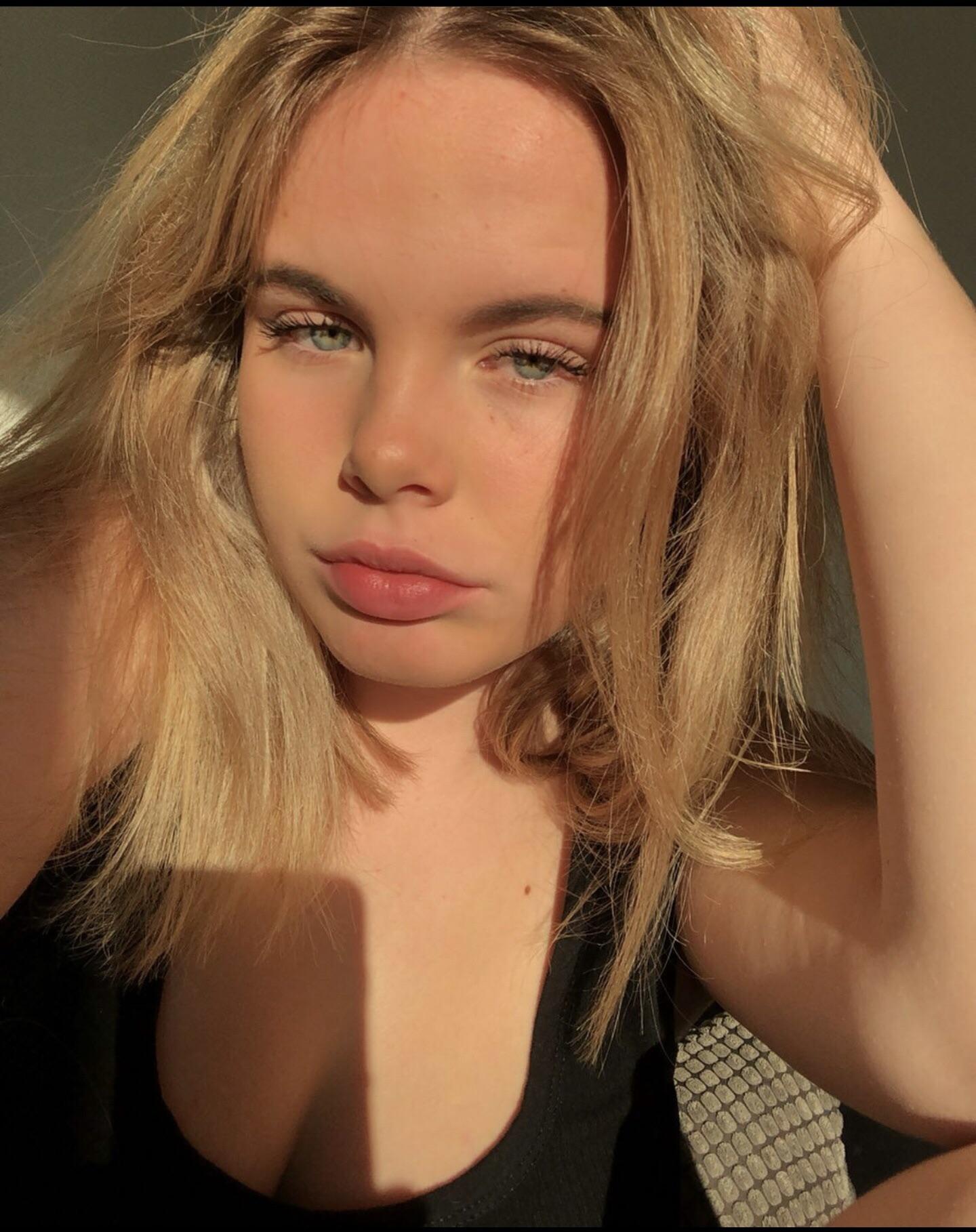 Nice cleavage | Scrolller