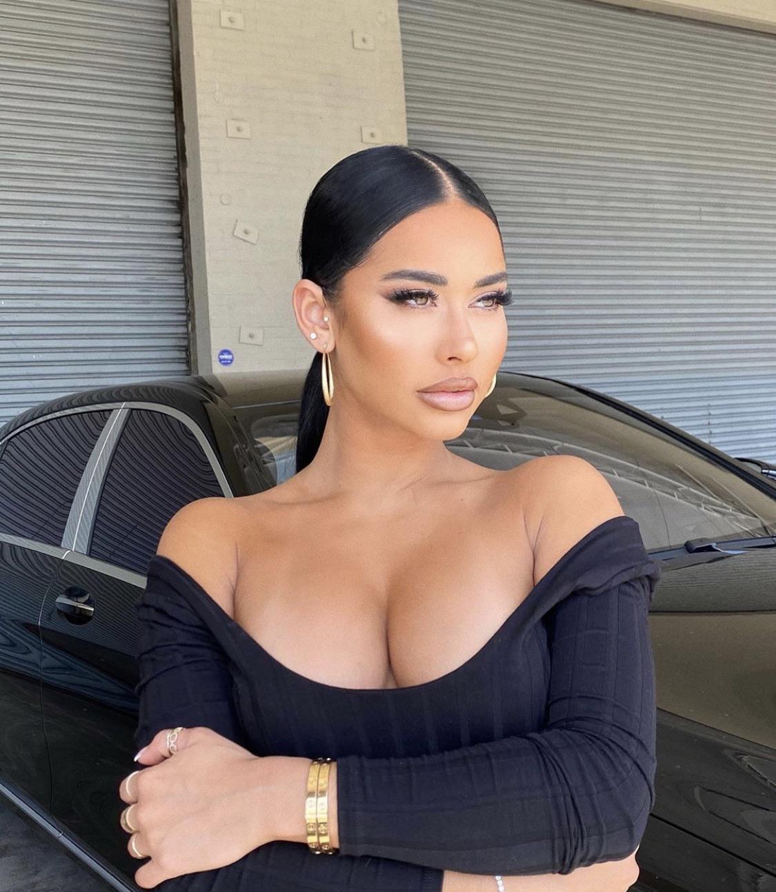 Nice cleavage | Scrolller