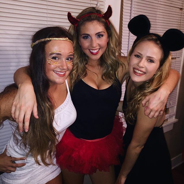 Nice tits in the middle | Scrolller