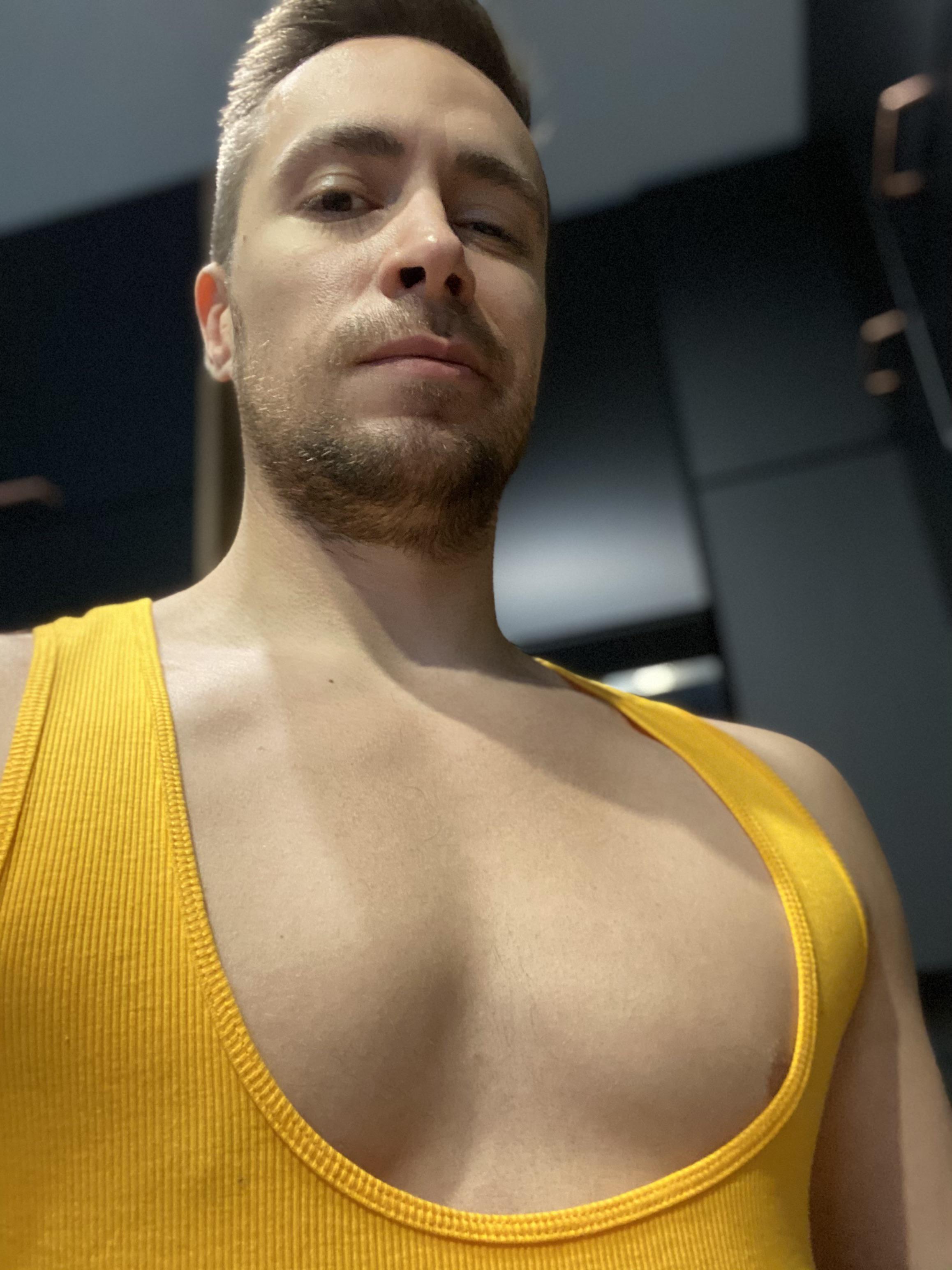 Nipp peek | Scrolller