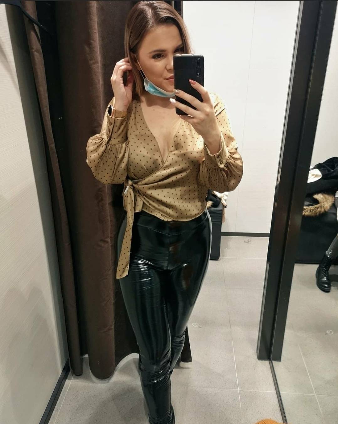 No bra and shiny pants | Scrolller