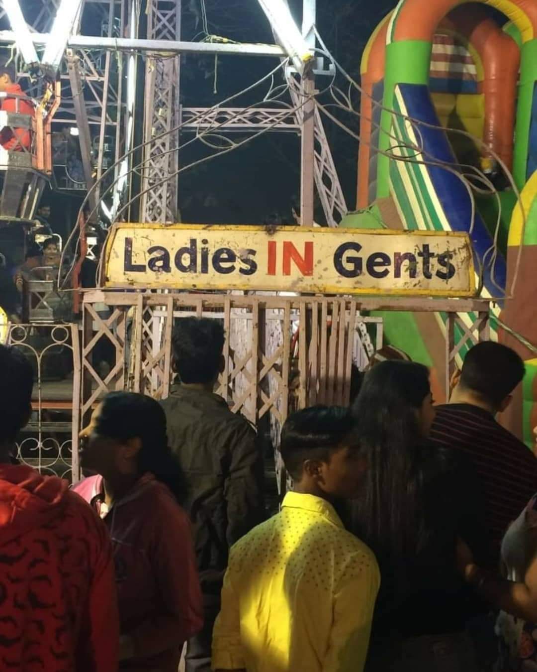 No wonder there's a queue... | Scrolller