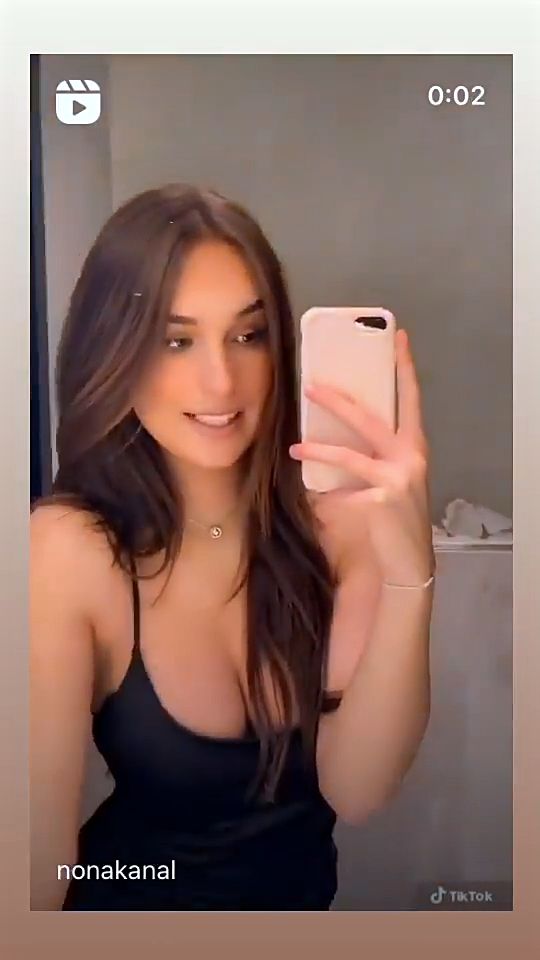 Nona im schwarzen Kleid | Scrolller