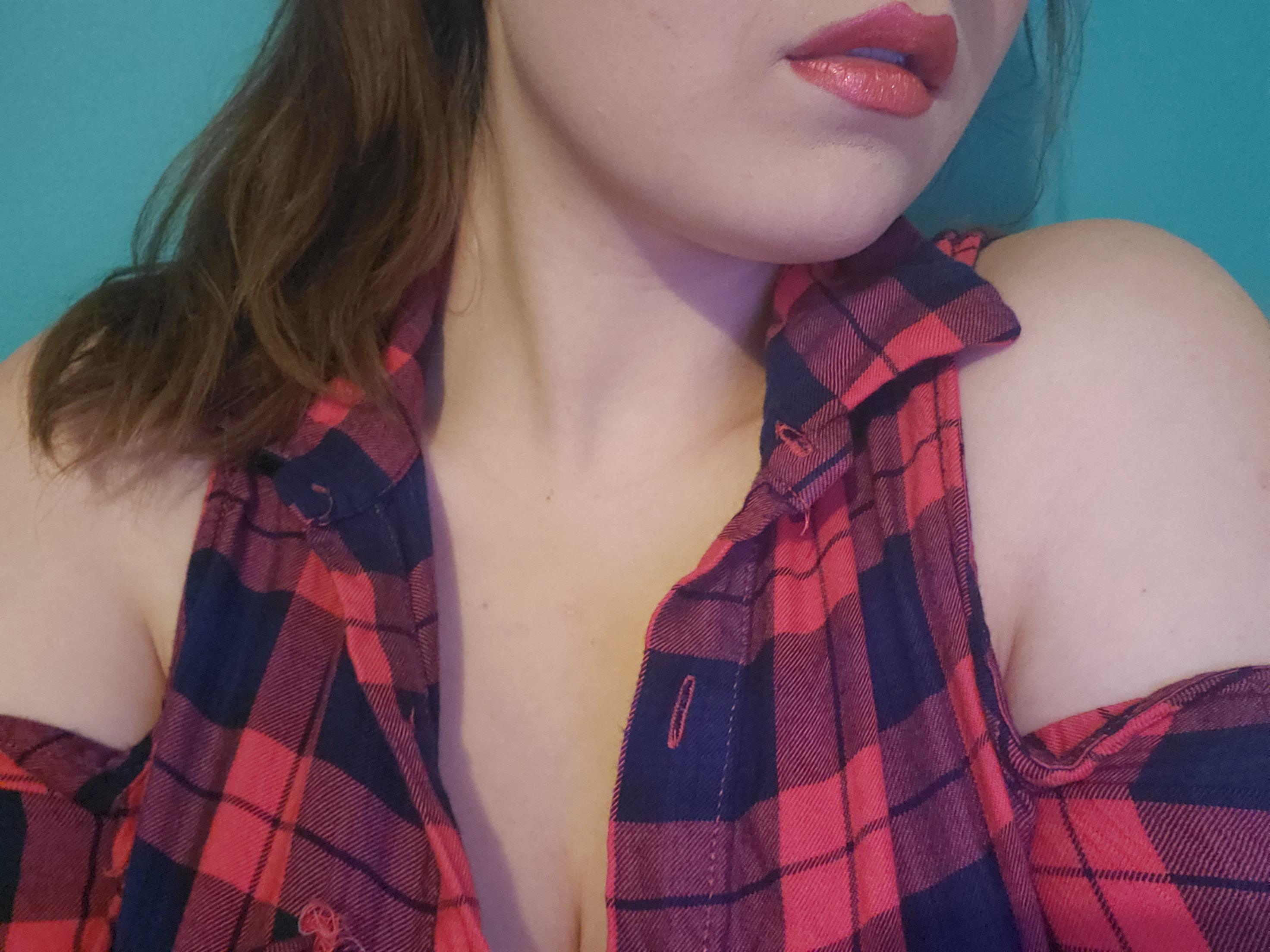 Off the shoulder and on your mind | Scrolller