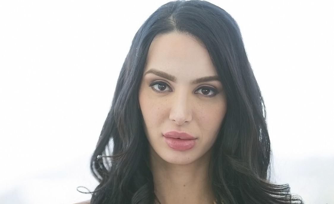 Oh my god Amy Anderssen is so cute. Her lips are just perfect | Scrolller