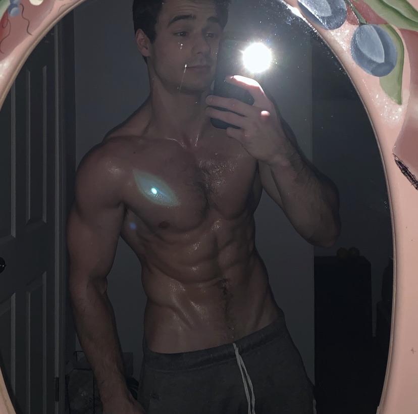 Oiled up💥 | Scrolller