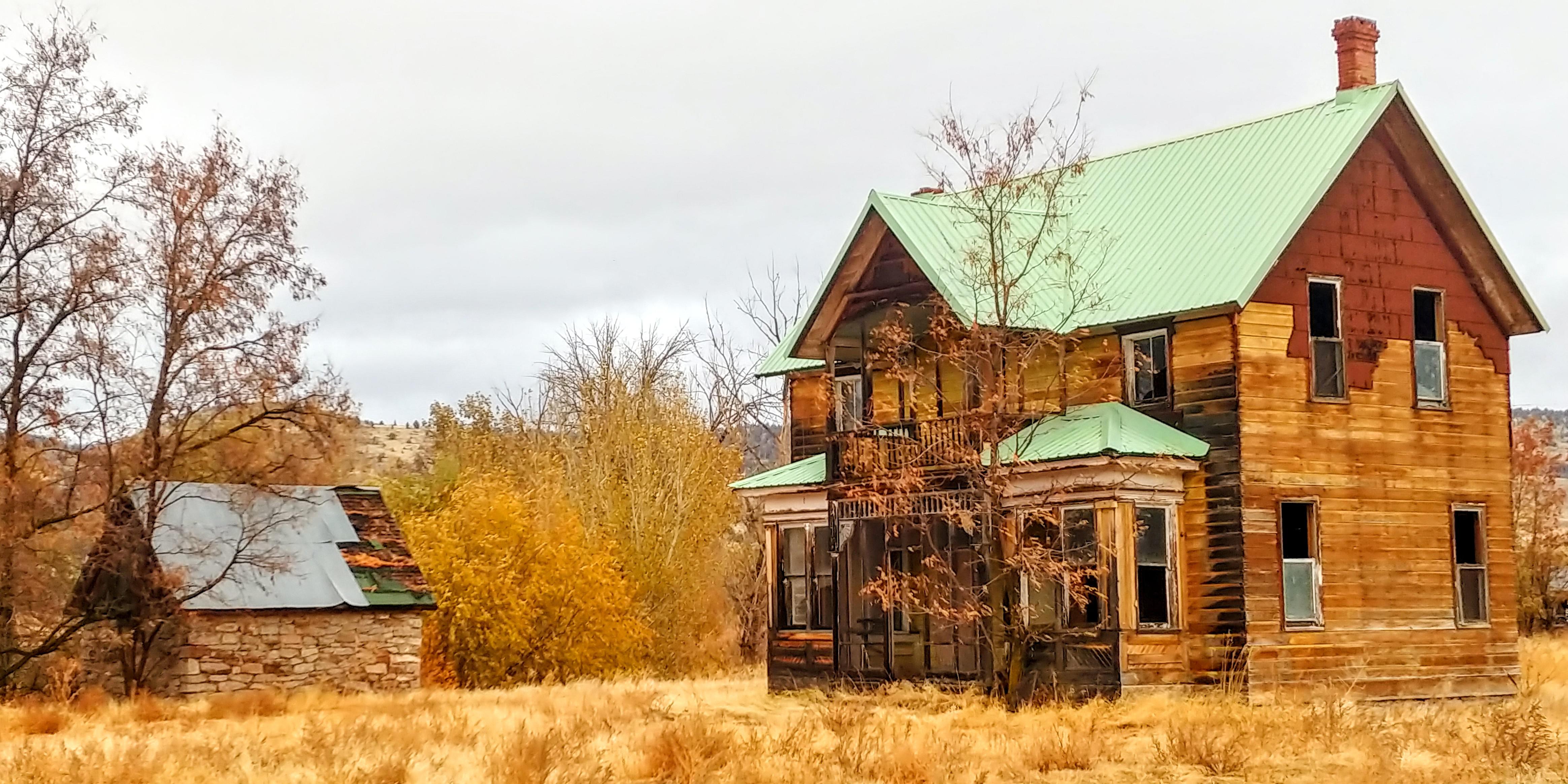 Old farmhouse in Central Oregon. | Scrolller