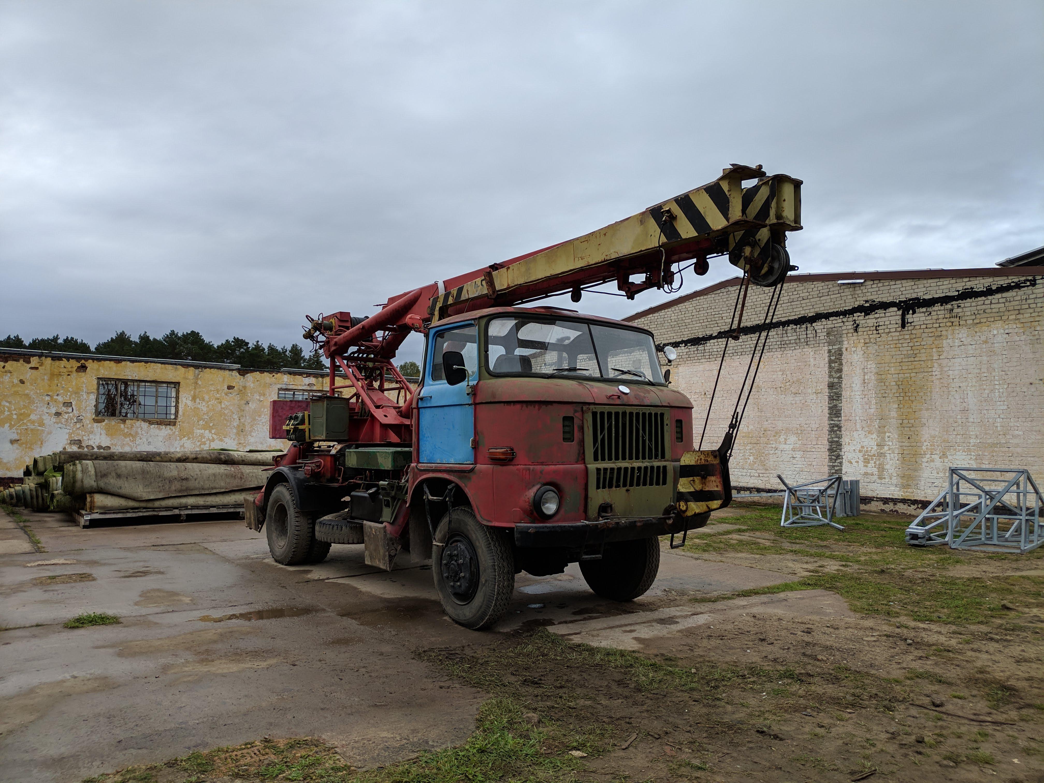 Old mobile crane | Scrolller