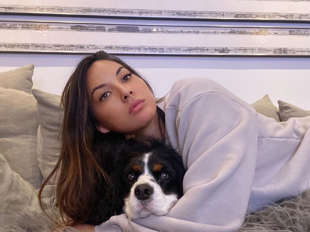 Olivia Munn Scrolller