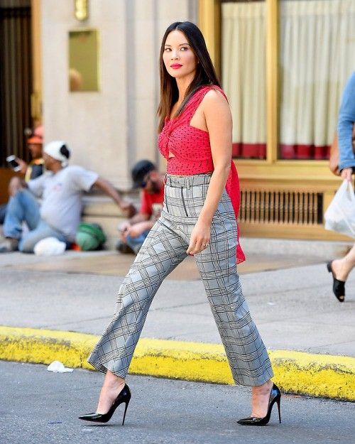 Olivia Munn Scrolller