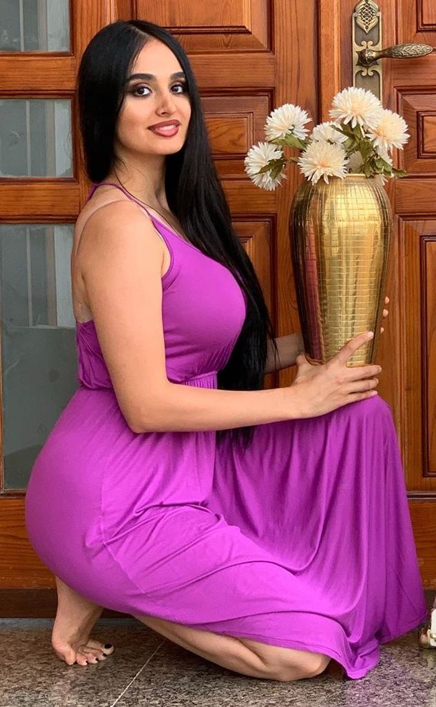 On her knee, ready to serve | Scrolller