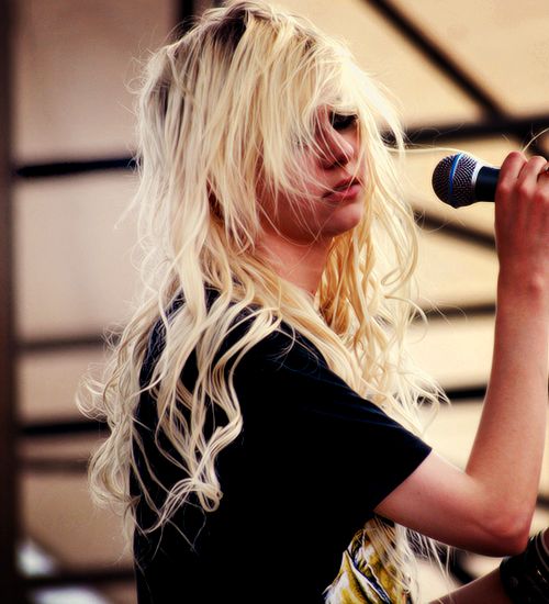 On the stage | Scrolller