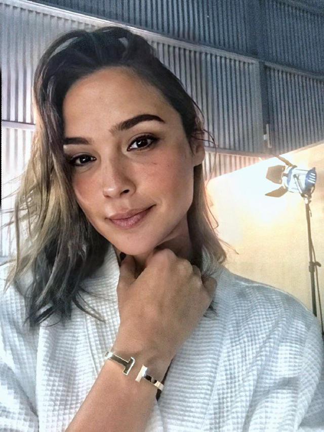 only Goddess Gal Gadot’s beauty matters | Scrolller