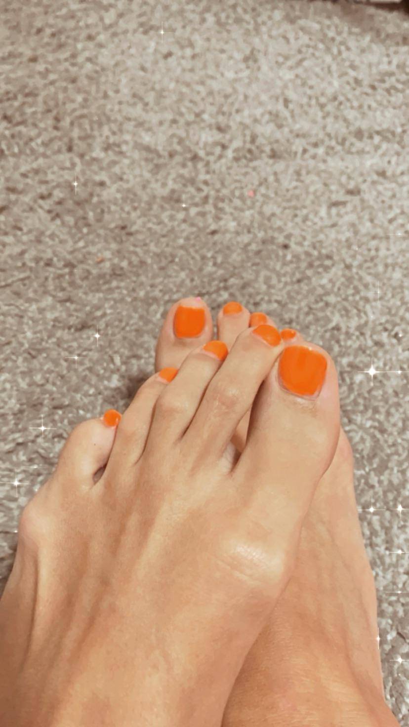 Orange toes? | Scrolller
