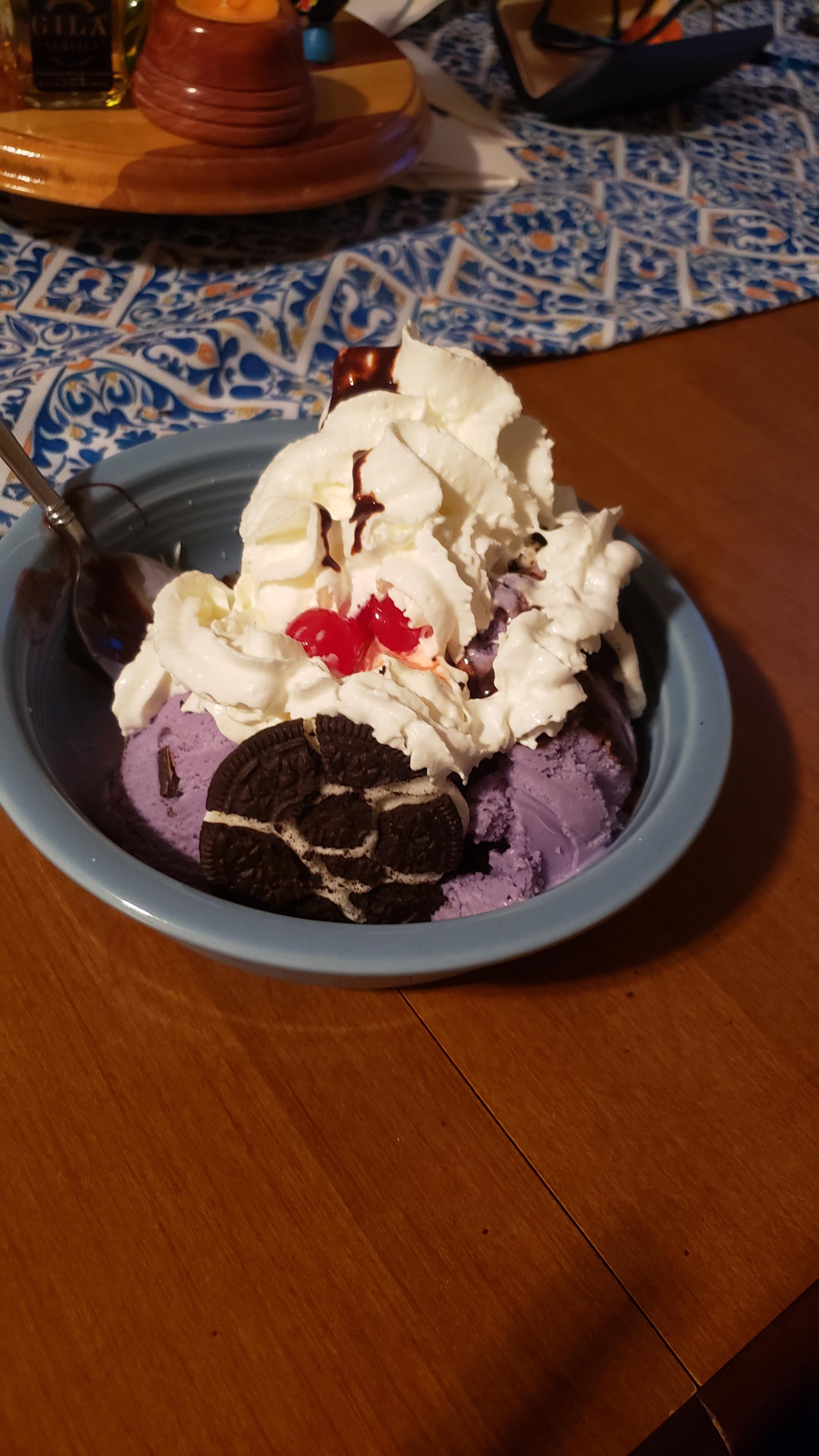 Oreo crushed chocolate berry ice cream sundae | Scrolller