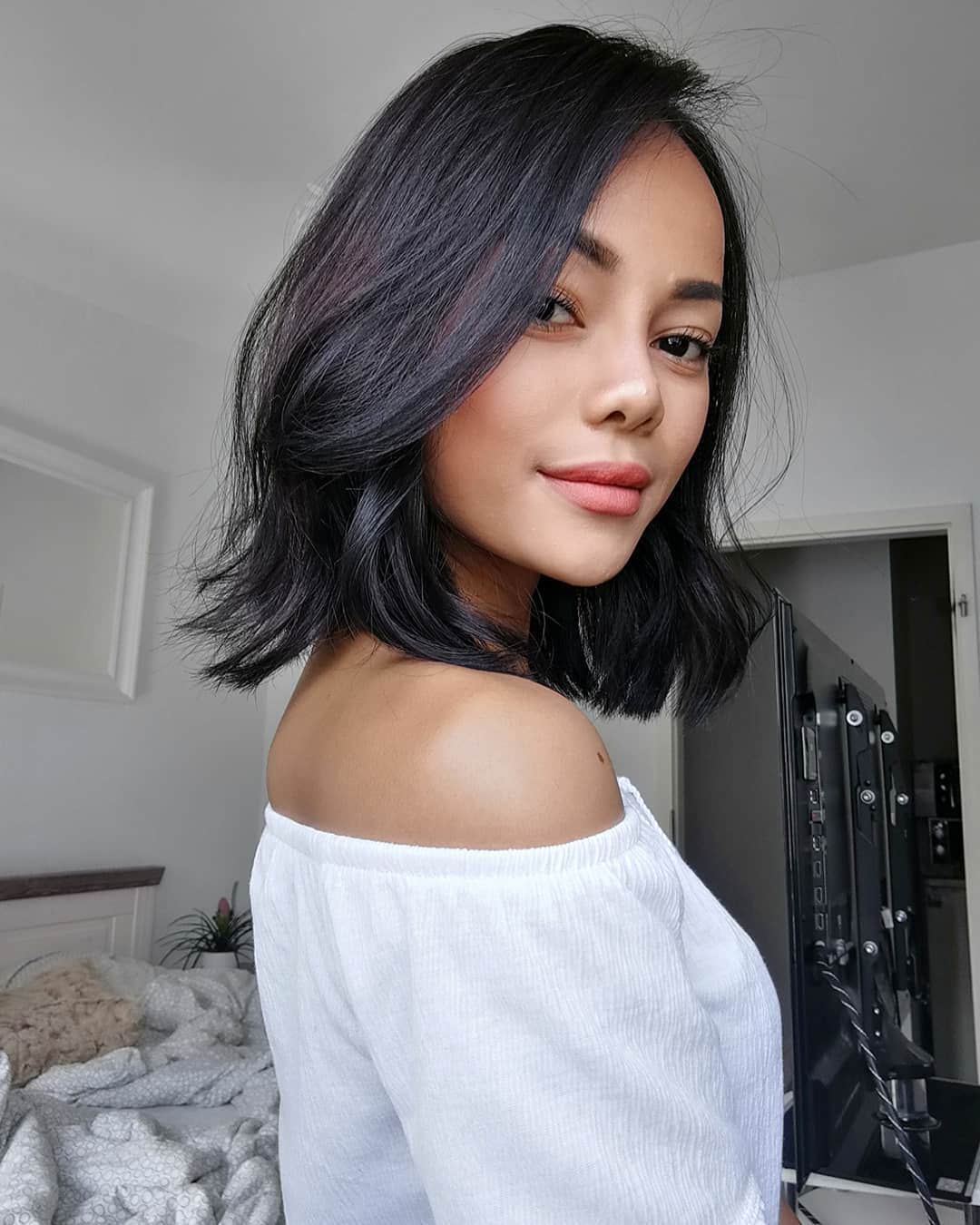 Over her shoulder | Scrolller