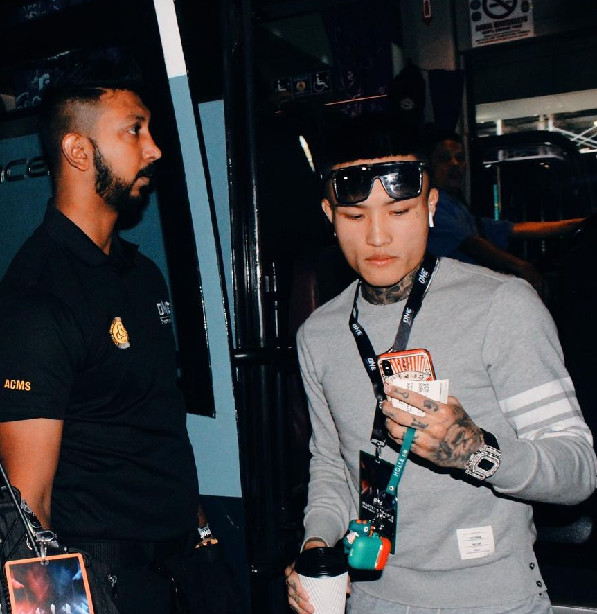 Overcompensating hindu beardcel vs CHANG jaw | Scrolller