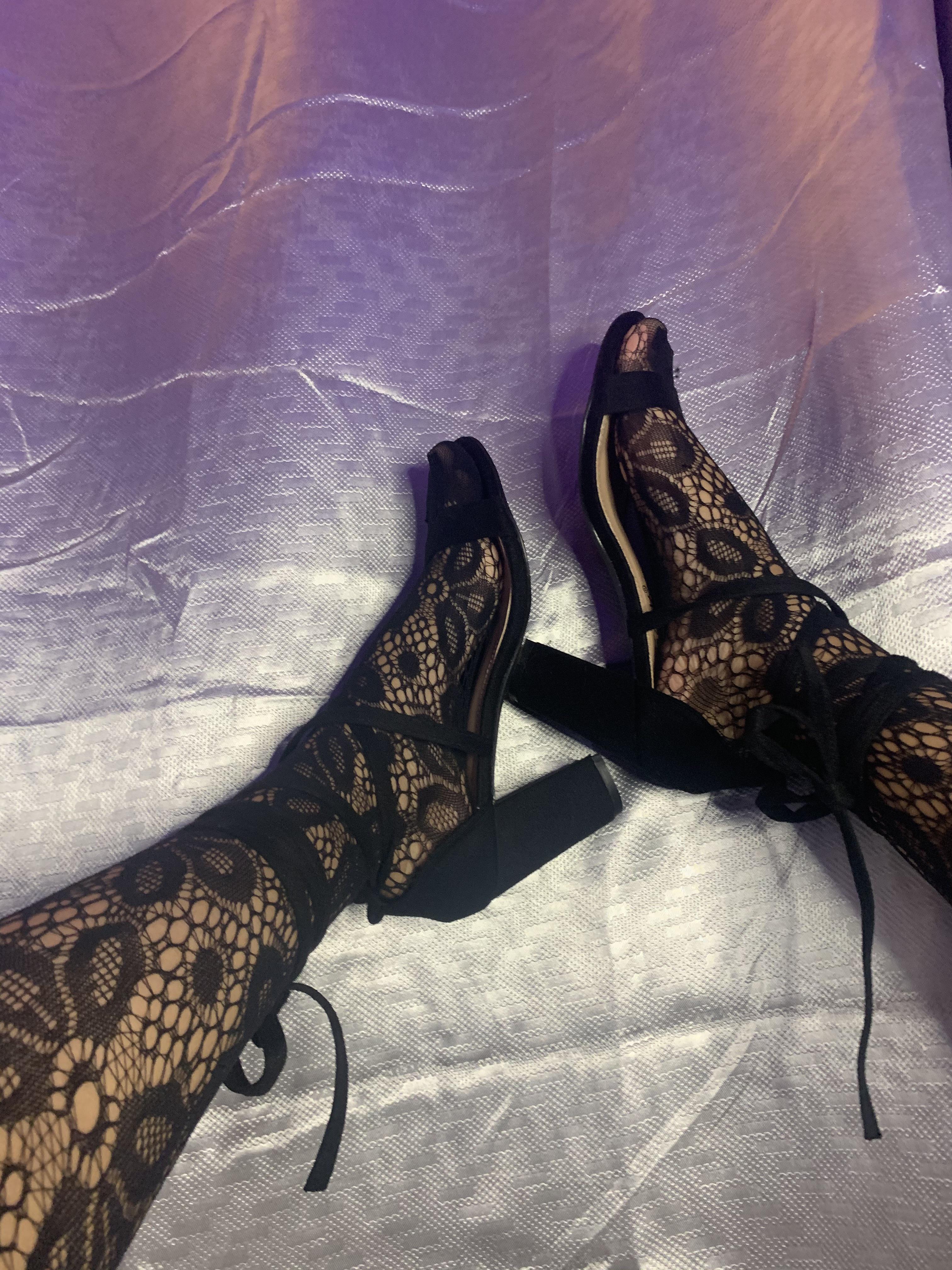 pantyhose and heels🖤 | Scrolller