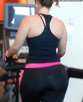 PAWG on a treadmill | Scrolller