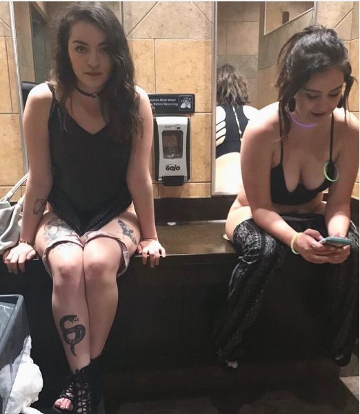 Peeing in the sink | Scrolller