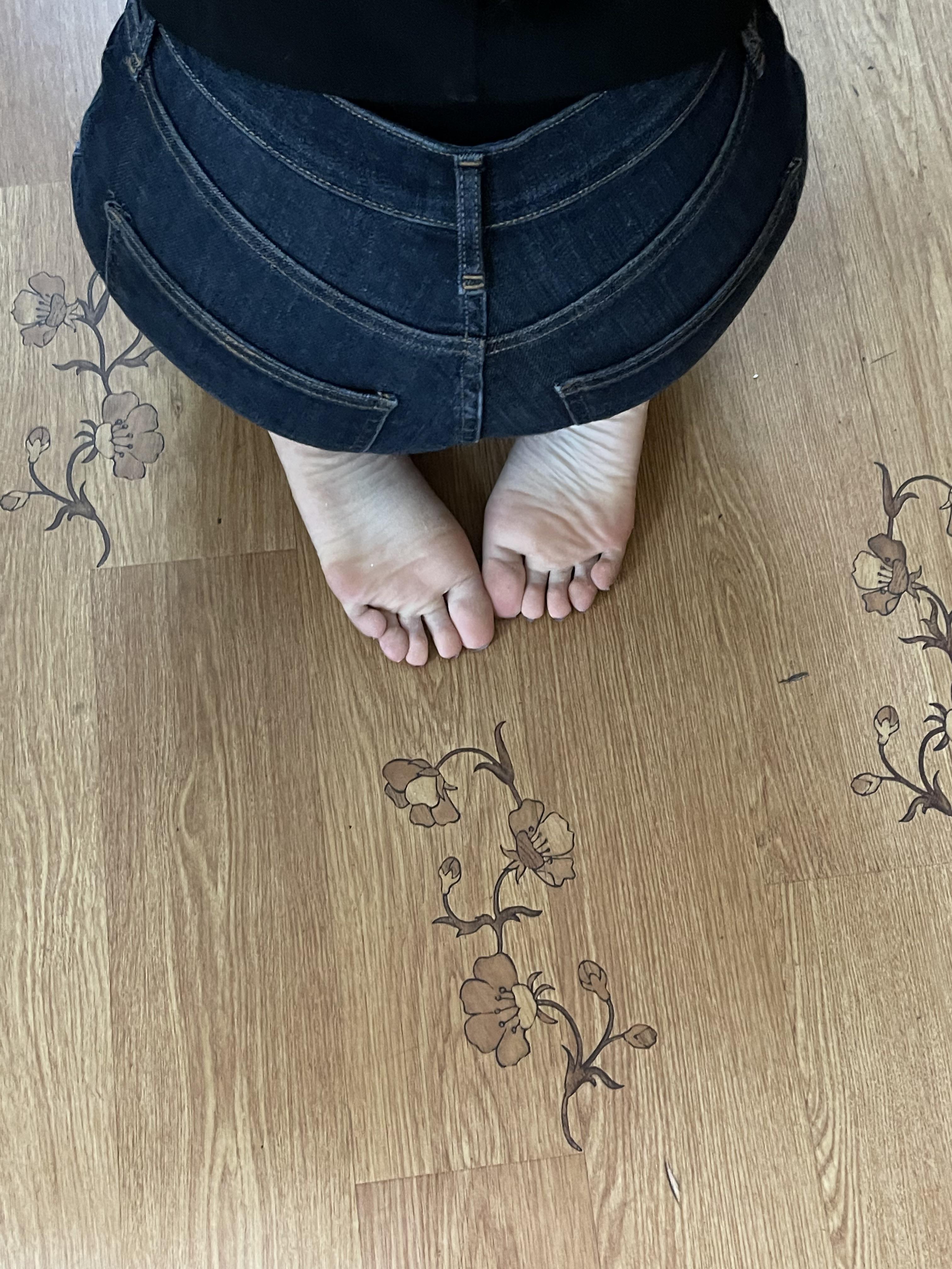 Peekaboo😋 | Scrolller