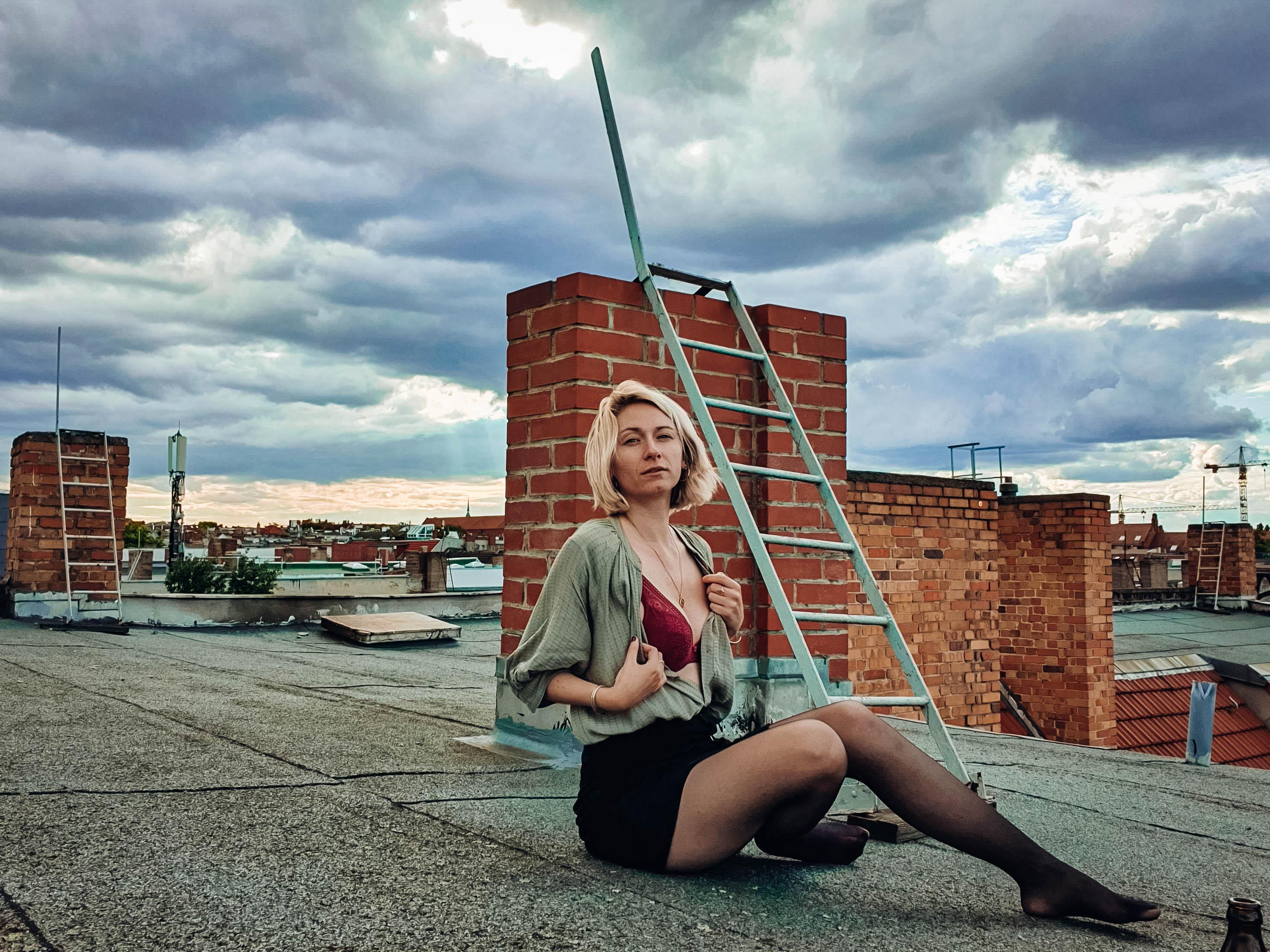 Peekaboo on the roof. | Scrolller