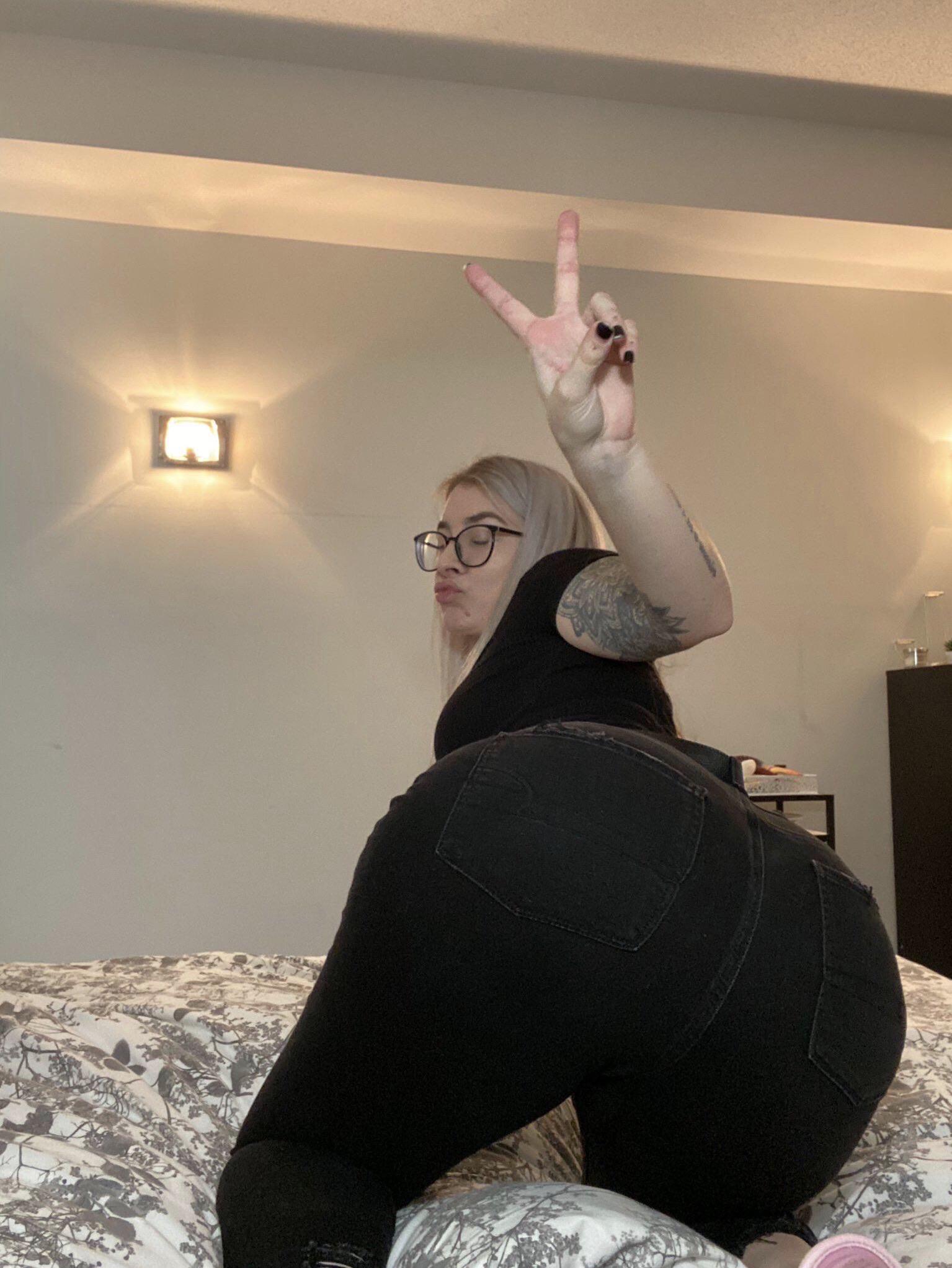 People are paying for this?? | Scrolller