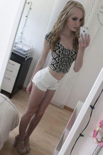 Petite chav bimbo | Scrolller