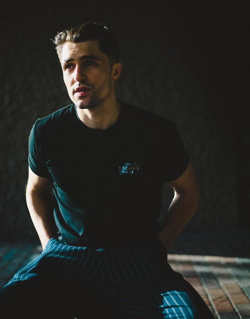 Phil Dunster | Scrolller