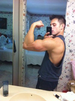 Photo over his biceps | Scrolller