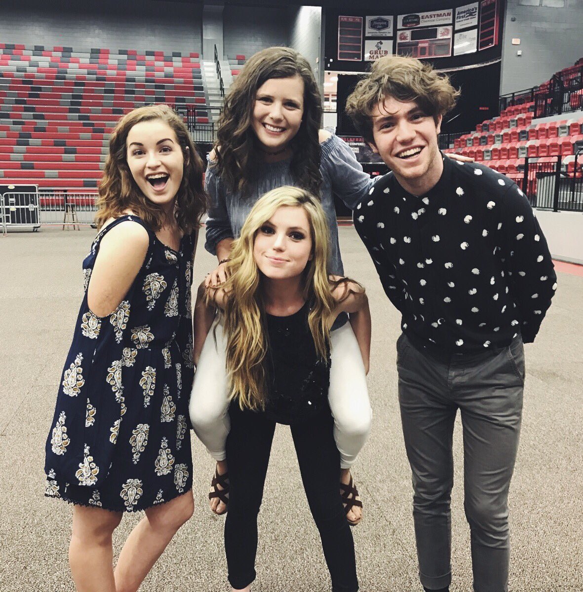 piggy back ride | Scrolller