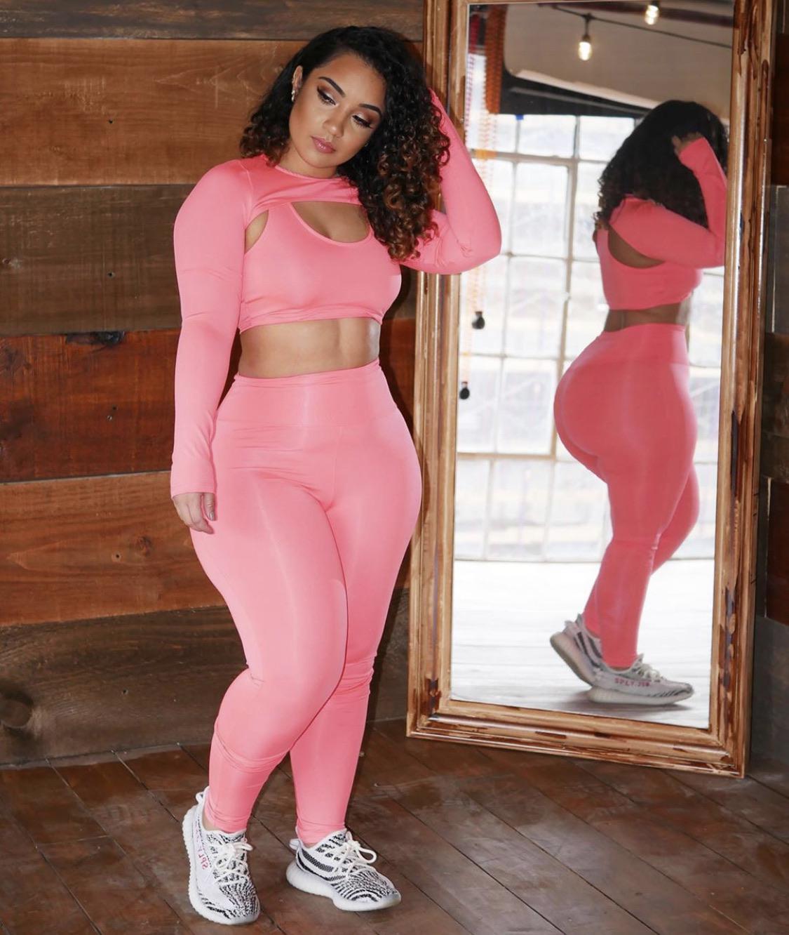 Pink 🍑 | Scrolller