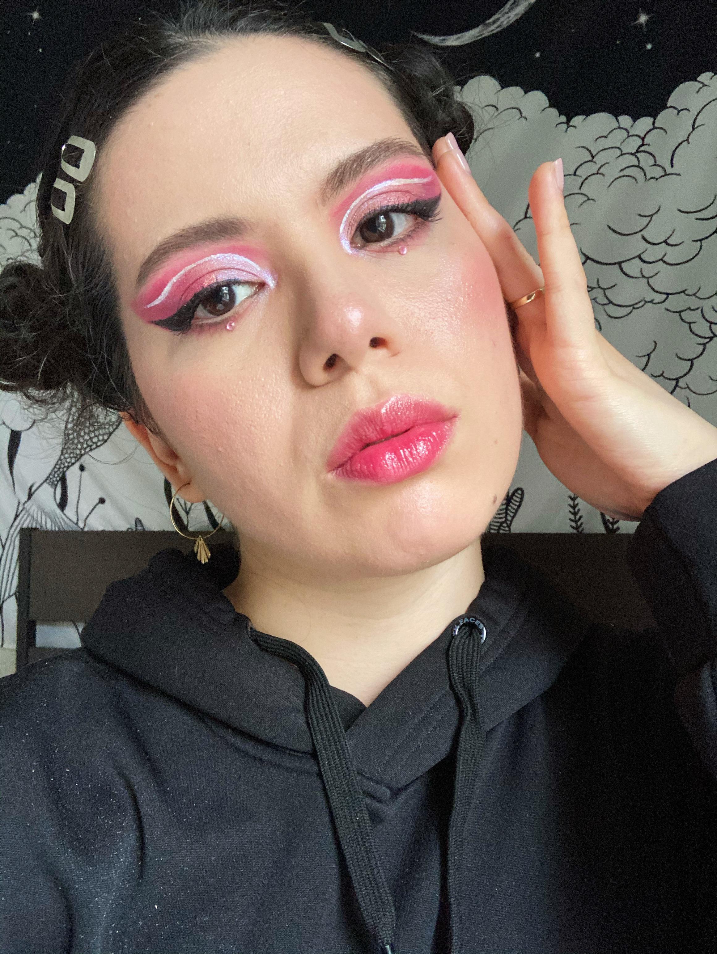 Pink cut crease and graphic liner | Scrolller