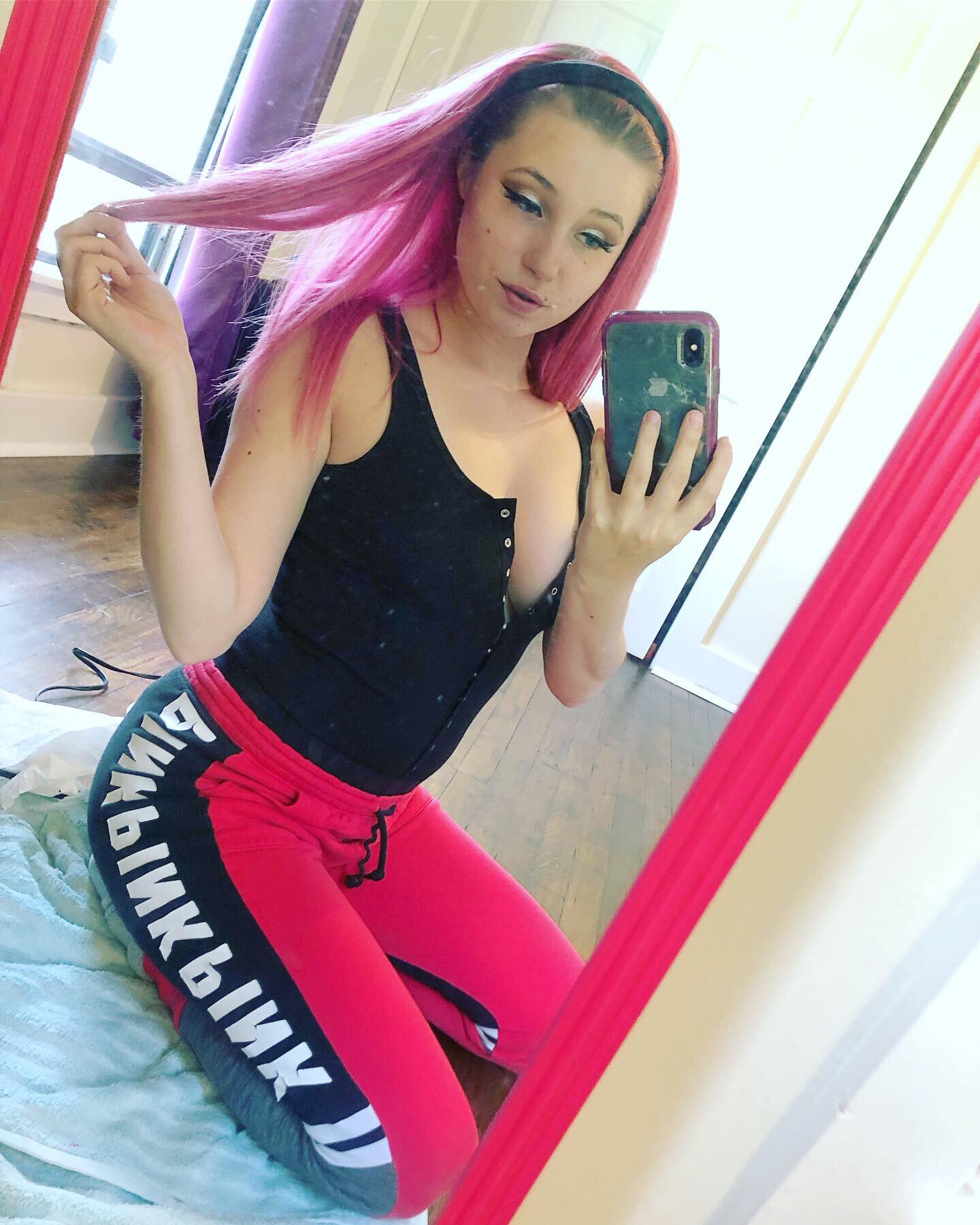 Pink Hair And Leggings | Scrolller