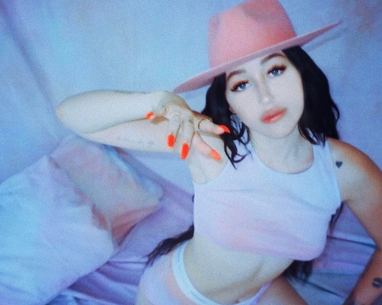 Pink hat | Scrolller