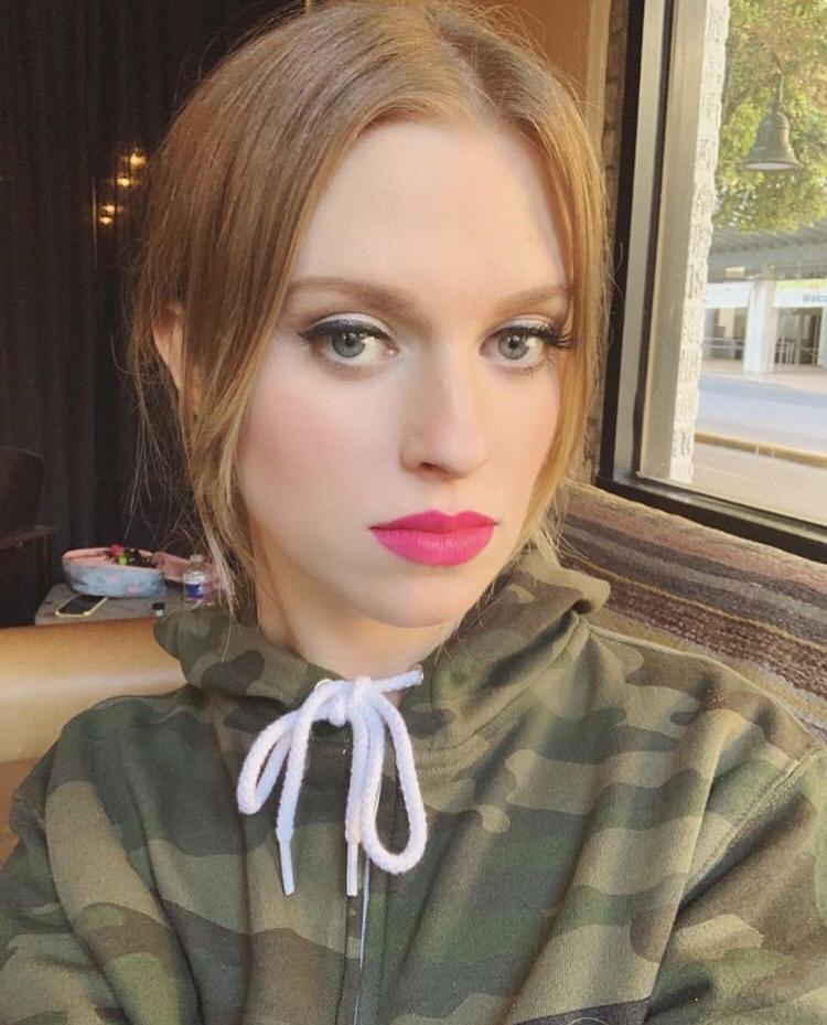 Pink lips | Scrolller