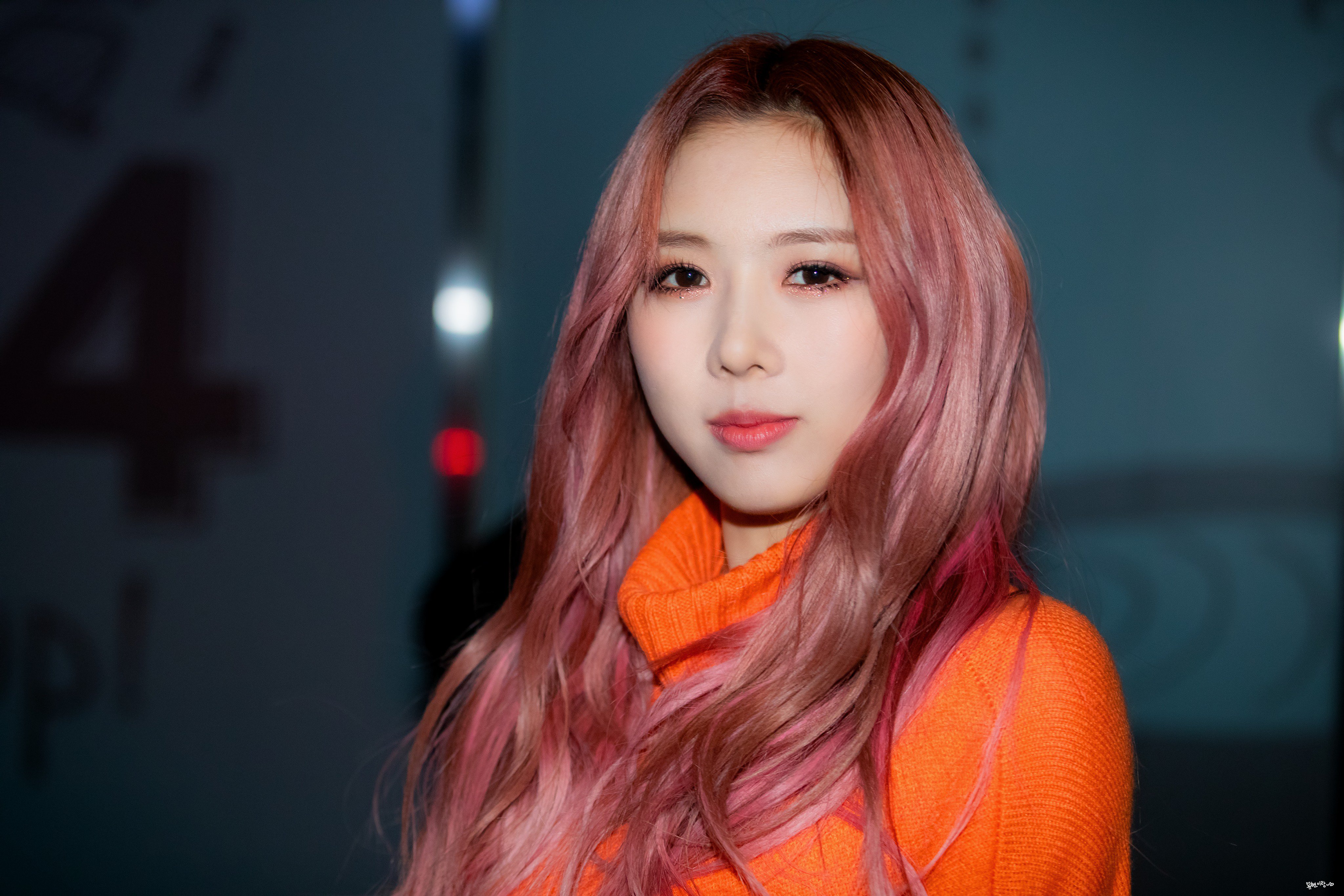Pink-Orangey Yoohyeon | Scrolller