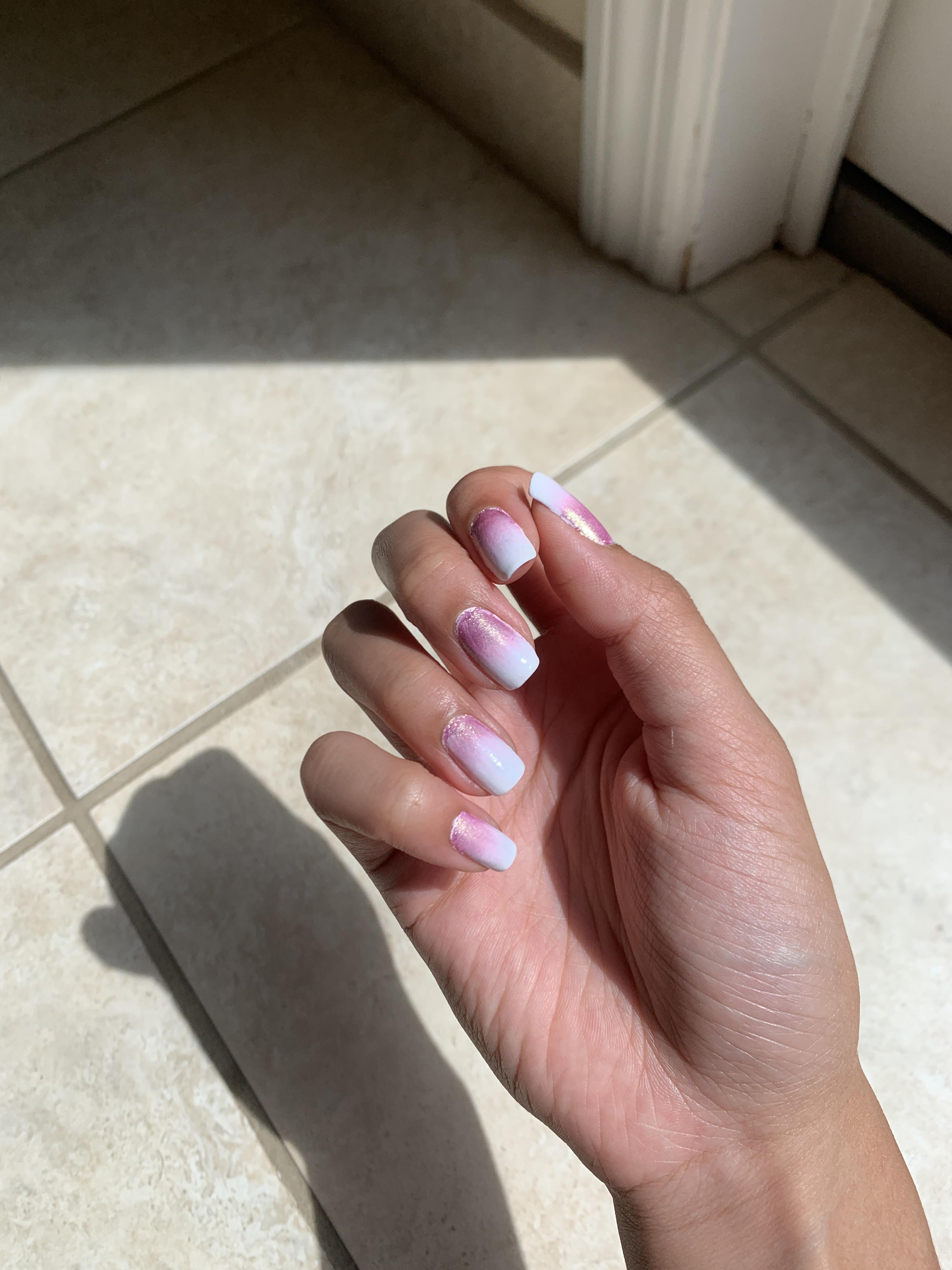 Pink to white gradient nails | Scrolller
